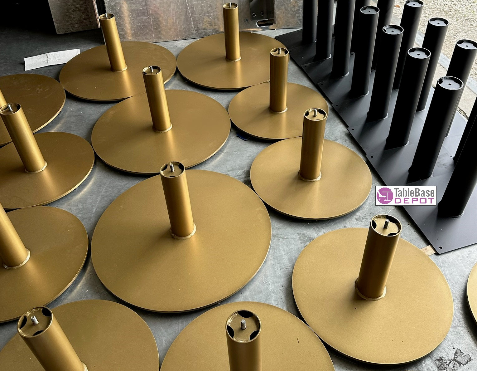 Upscale Two-Tone Gold and Black Traditional Round Table Base ...